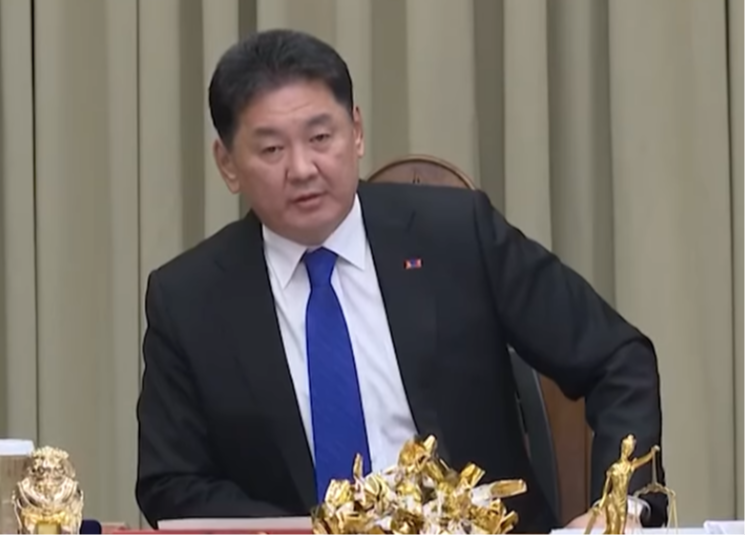 Ерөнхийлөгч У Хүрэлсүх Найран дундаа ороод найрааны Засгийн газар болсон юм байна л даа